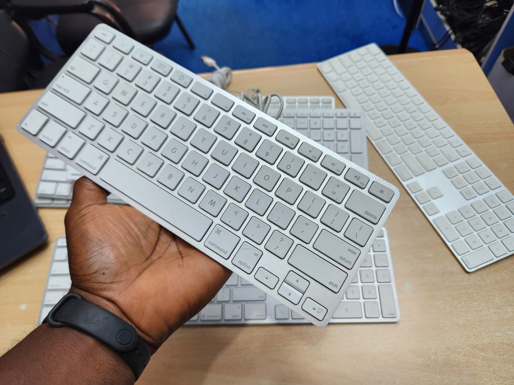 Apple A1242 Portable Wired Keyboard - UK Used Laptops | Phones | Gadgets