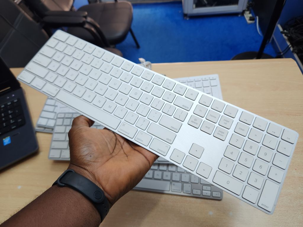 Apple A1243 Wired Keyboard - UK Used Laptops | Phones | Gadgets